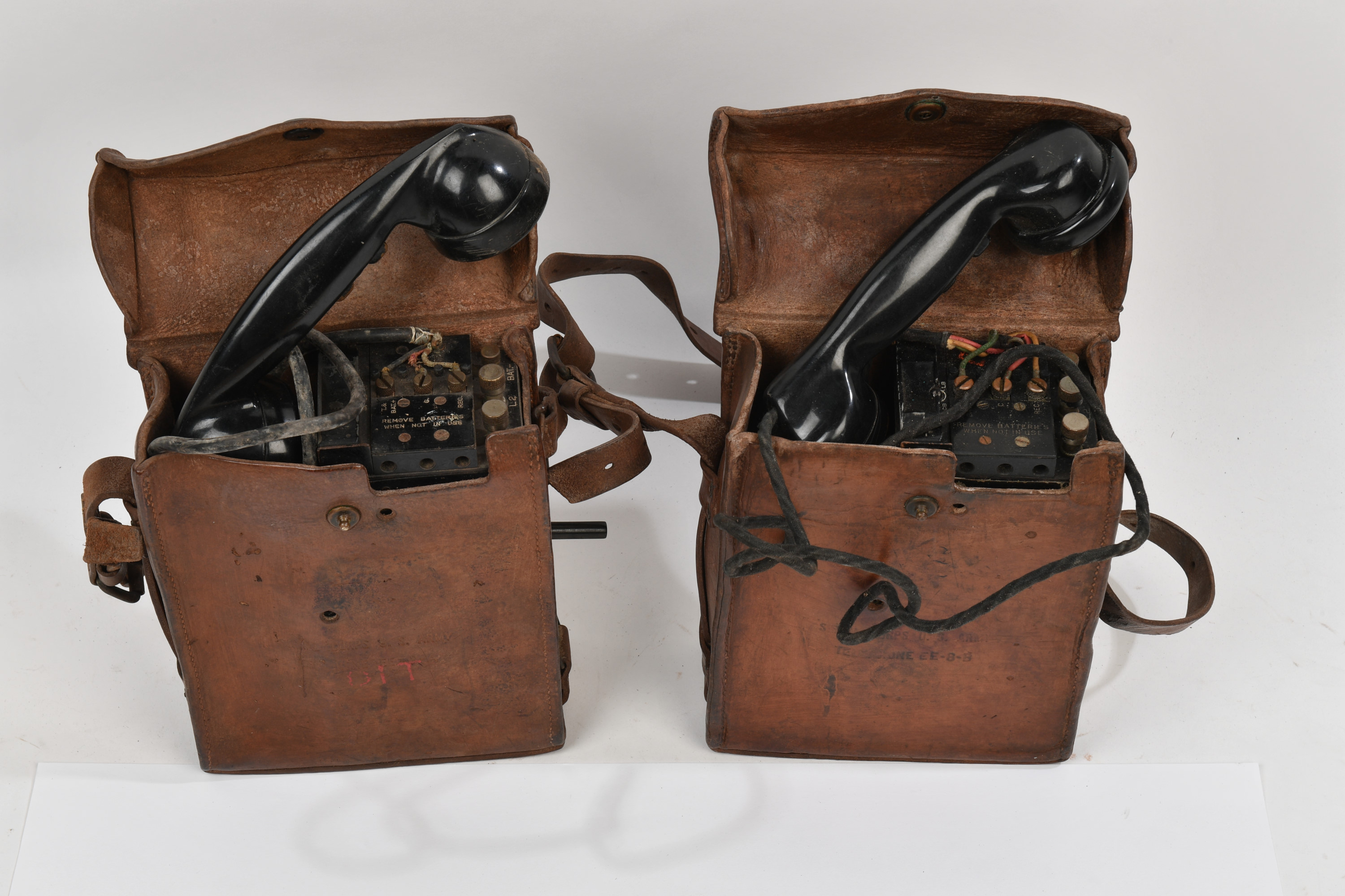 Ensemble De Téléphones Américains Comprenant Deux Téléphones De