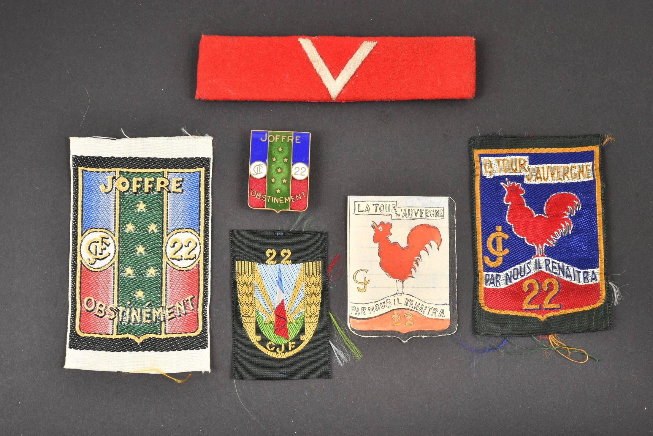 Ensemble d'insignes du Groupement 22. | Aiolfi G.b.r.