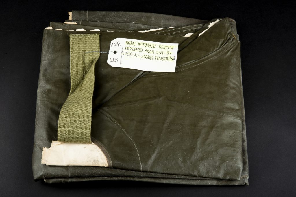 Housse mortuaire. Apron Imperméable protective rubberised apron used by ...