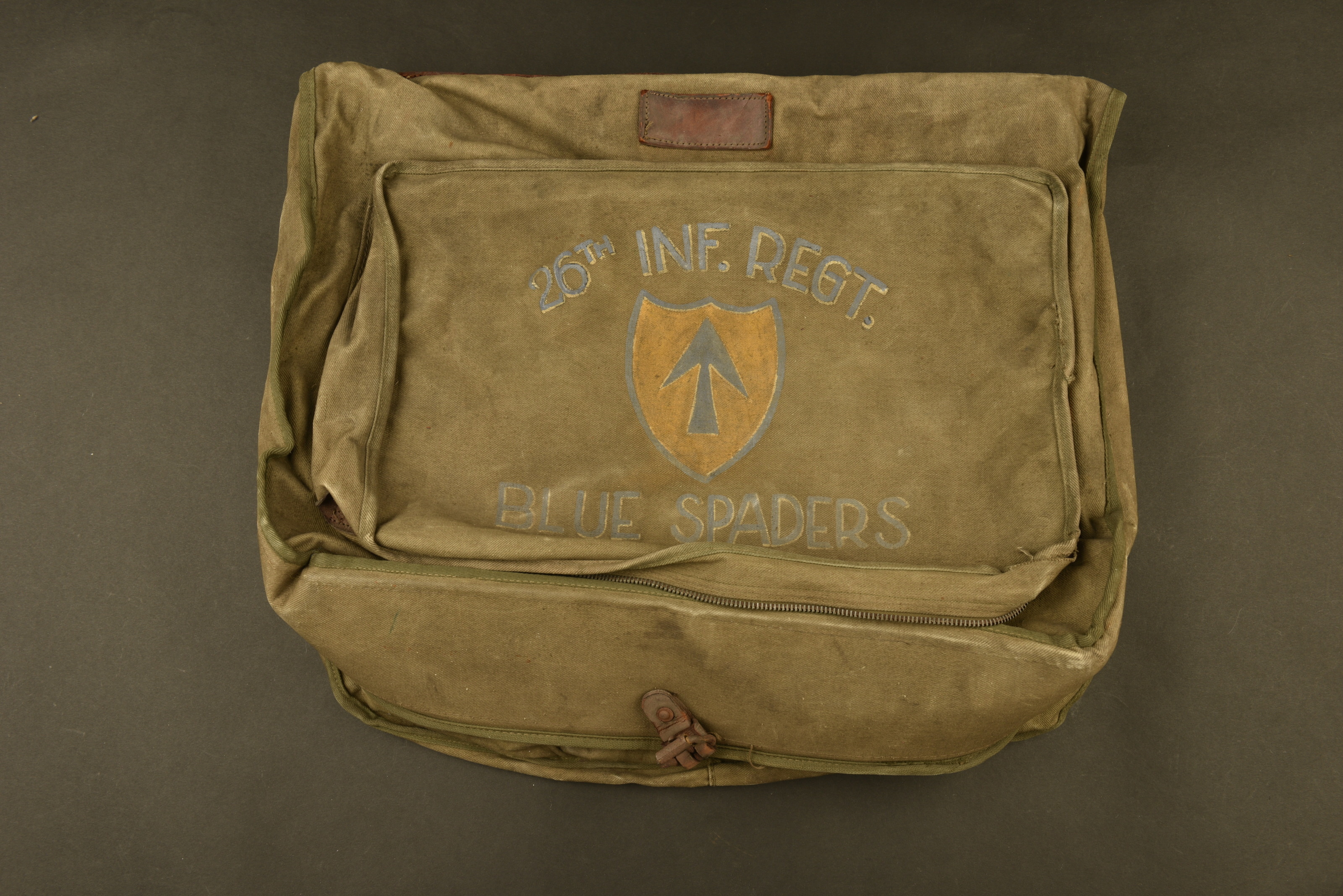 Valise B-4 du PFC Josef Omek du 26th Inf Regt Blue Spaders de la Big ...