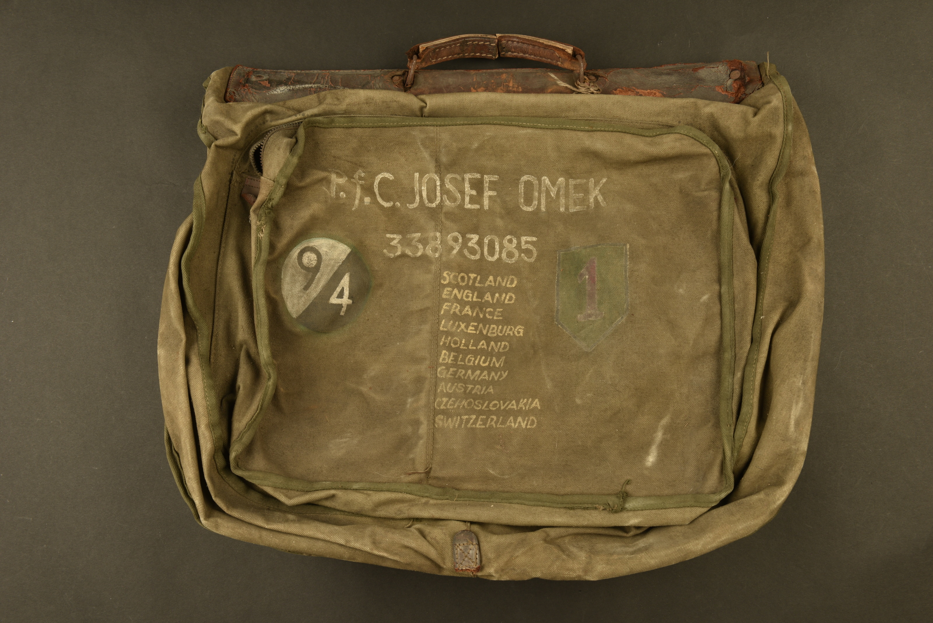 Valise B-4 du PFC Josef Omek du 26th Inf Regt Blue Spaders de la Big ...