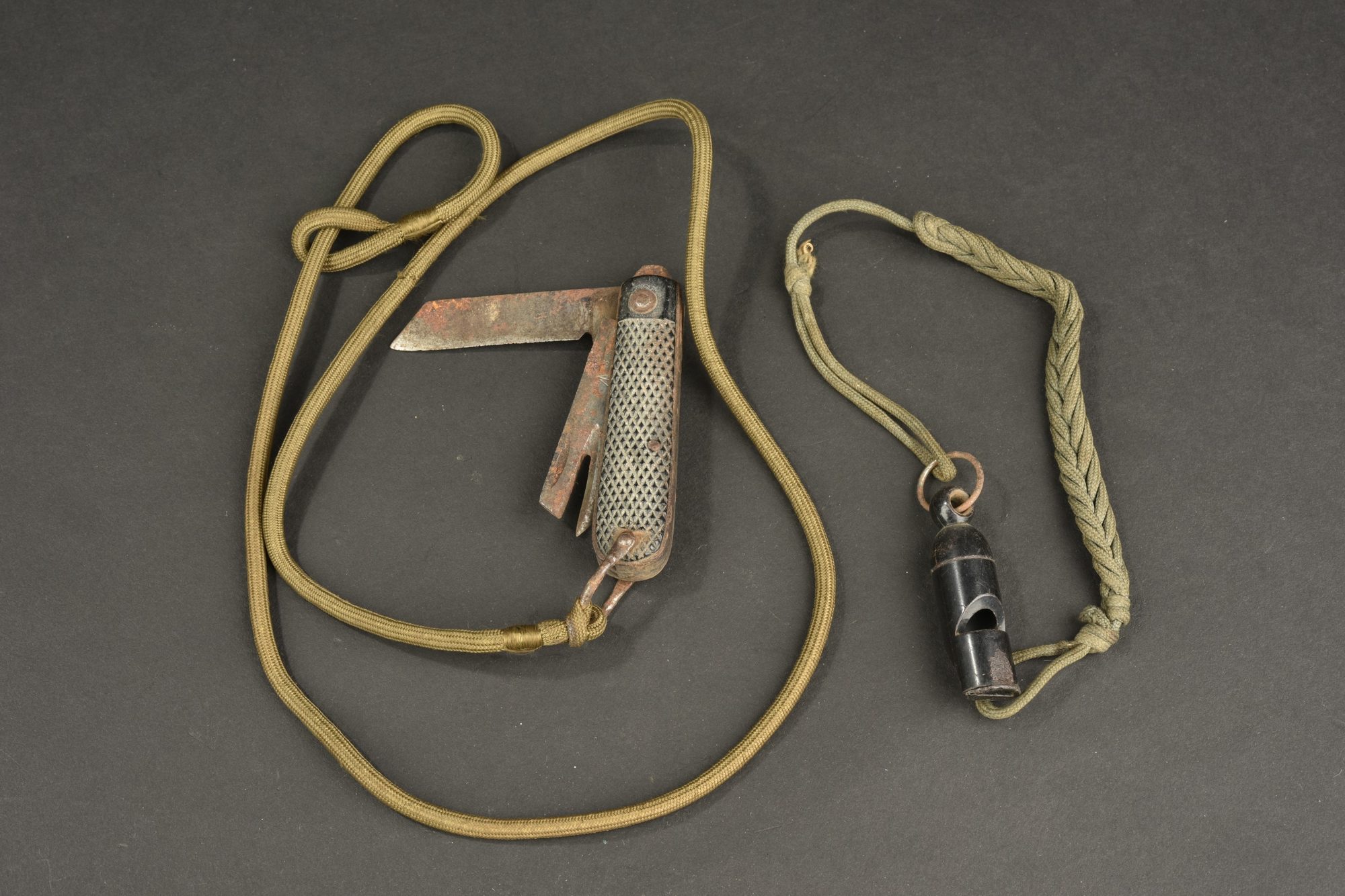 Couteau et sifflet britannique. | Aiolfi G.b.r.