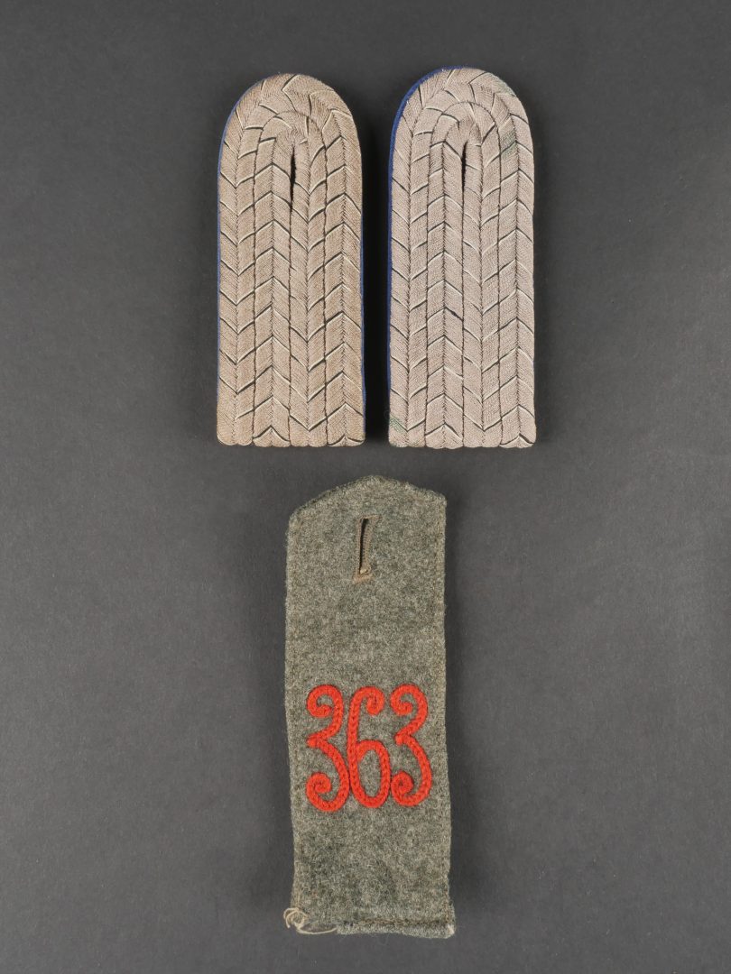 Pattes d'épaule officier et troupe. Shoulder Boards, Officer and ...