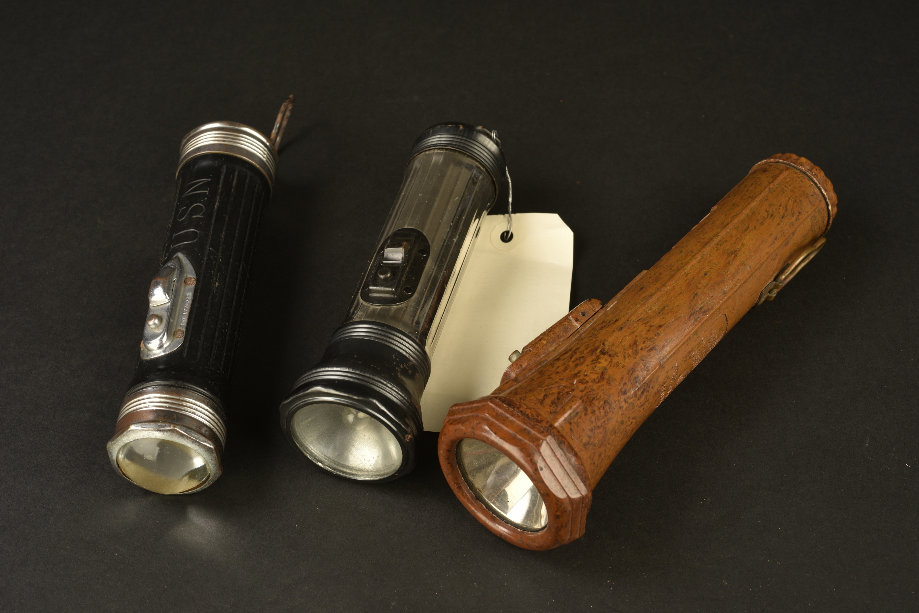 Ensemble de lampes de poche US Navy. 3 US Navy Flashlights WWII Models ...