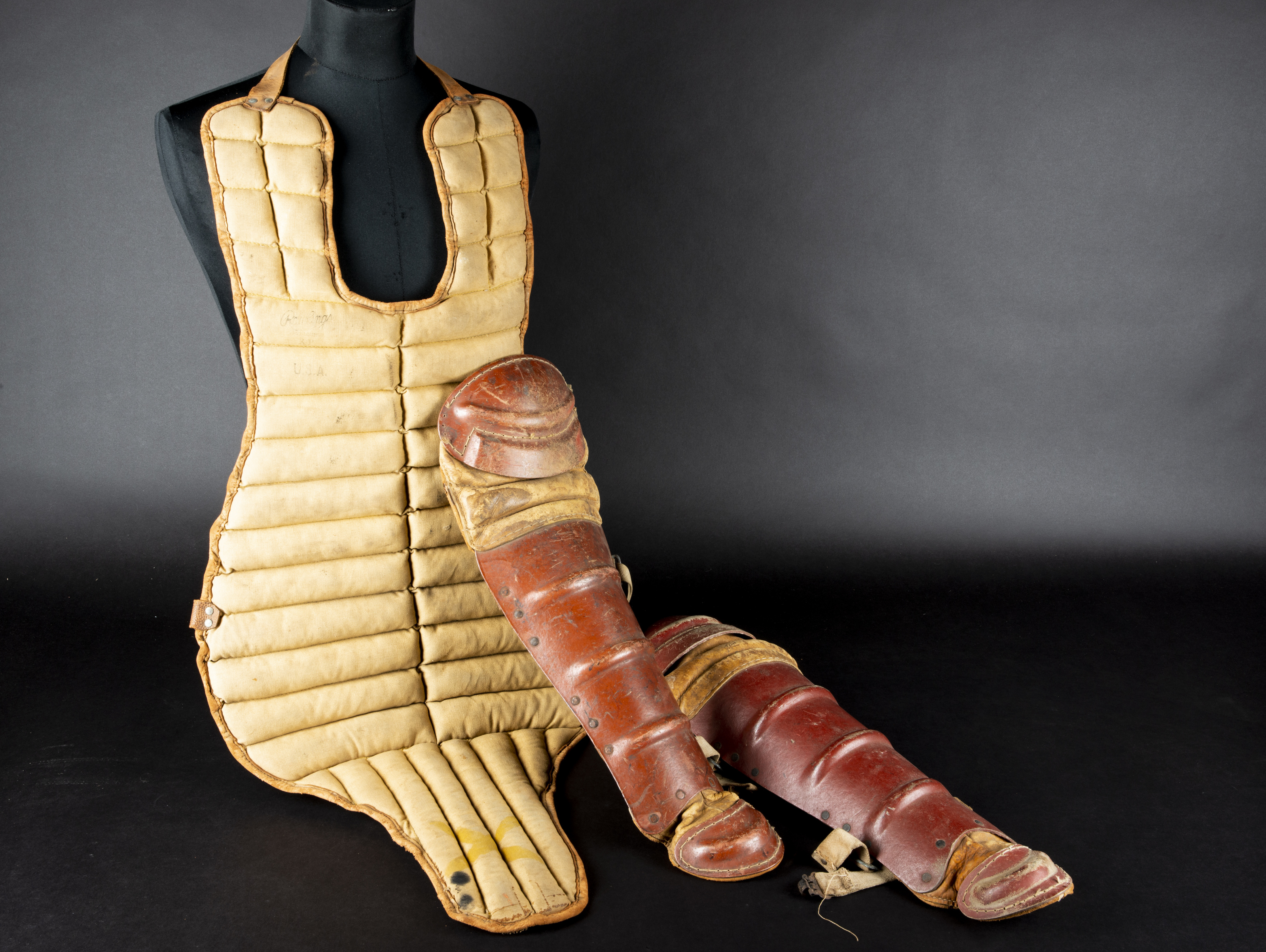 Equipements de Baseball US. Baseball catchers pad and leg shields ...