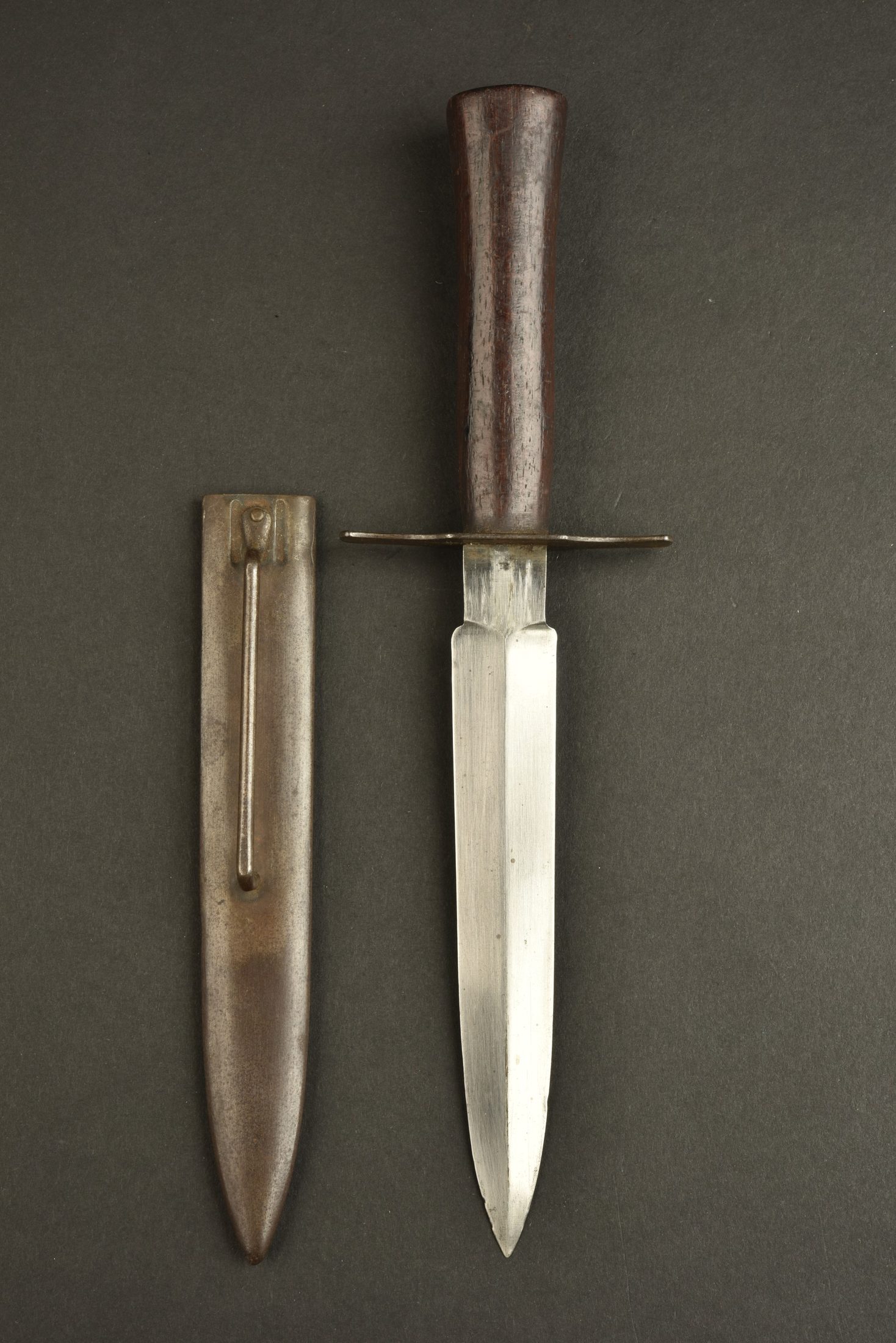 Poignard le vengeur. | Aiolfi G.b.r.