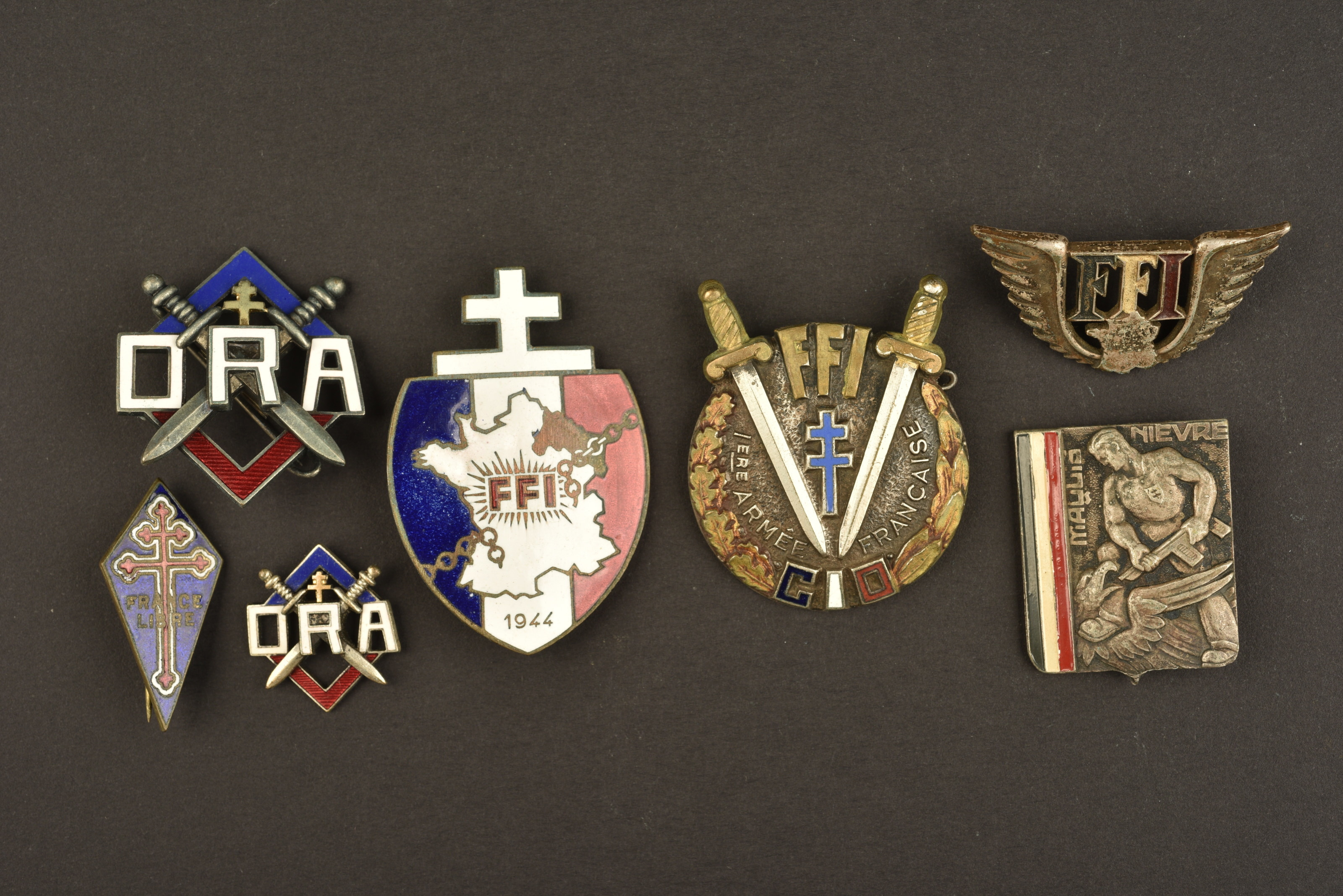 lot de 7 insignes métalliques de la Résistance | Aiolfi G.b.r.