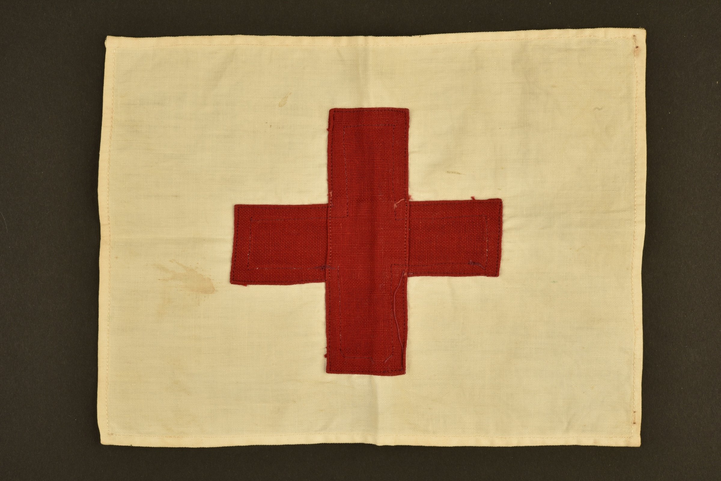 Petit drapeau croix rouge provenant de Bayeux | Aiolfi G.b.r.