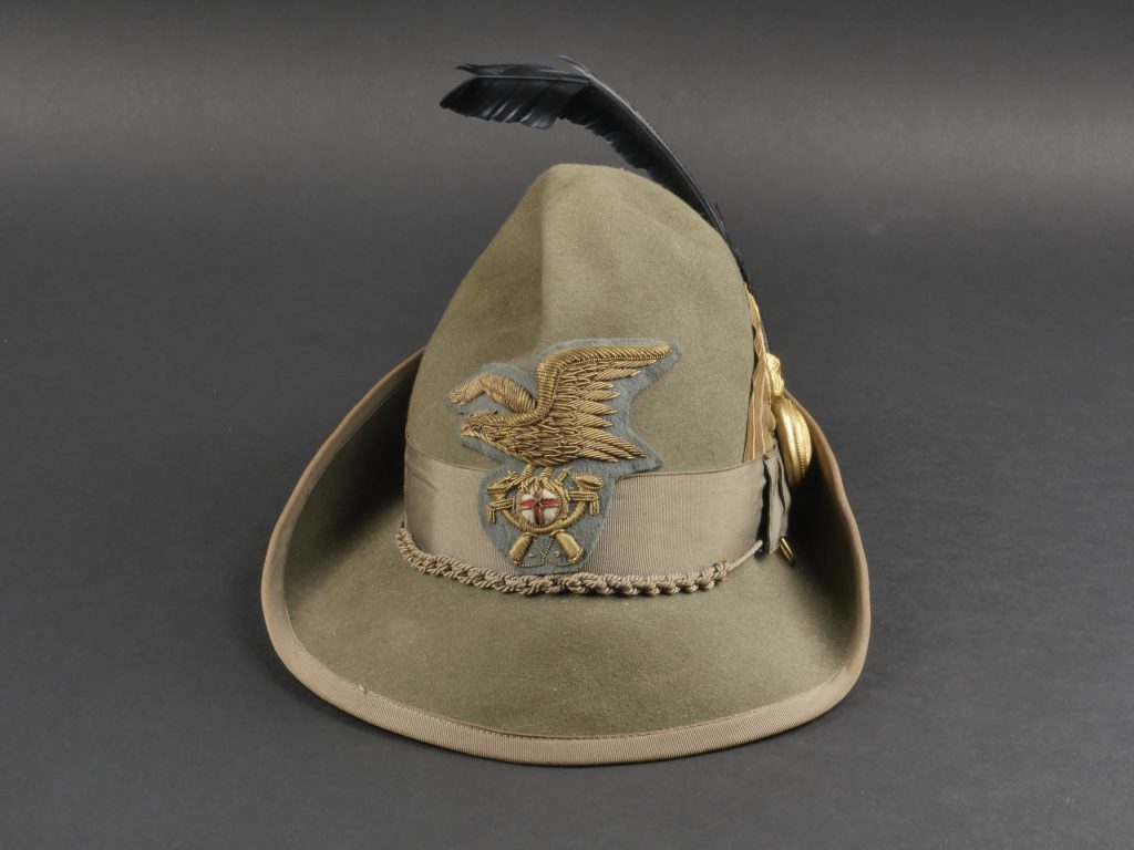 Chapeau de grande tenue de médecin-colonel des Chasseurs Alpins italien ...
