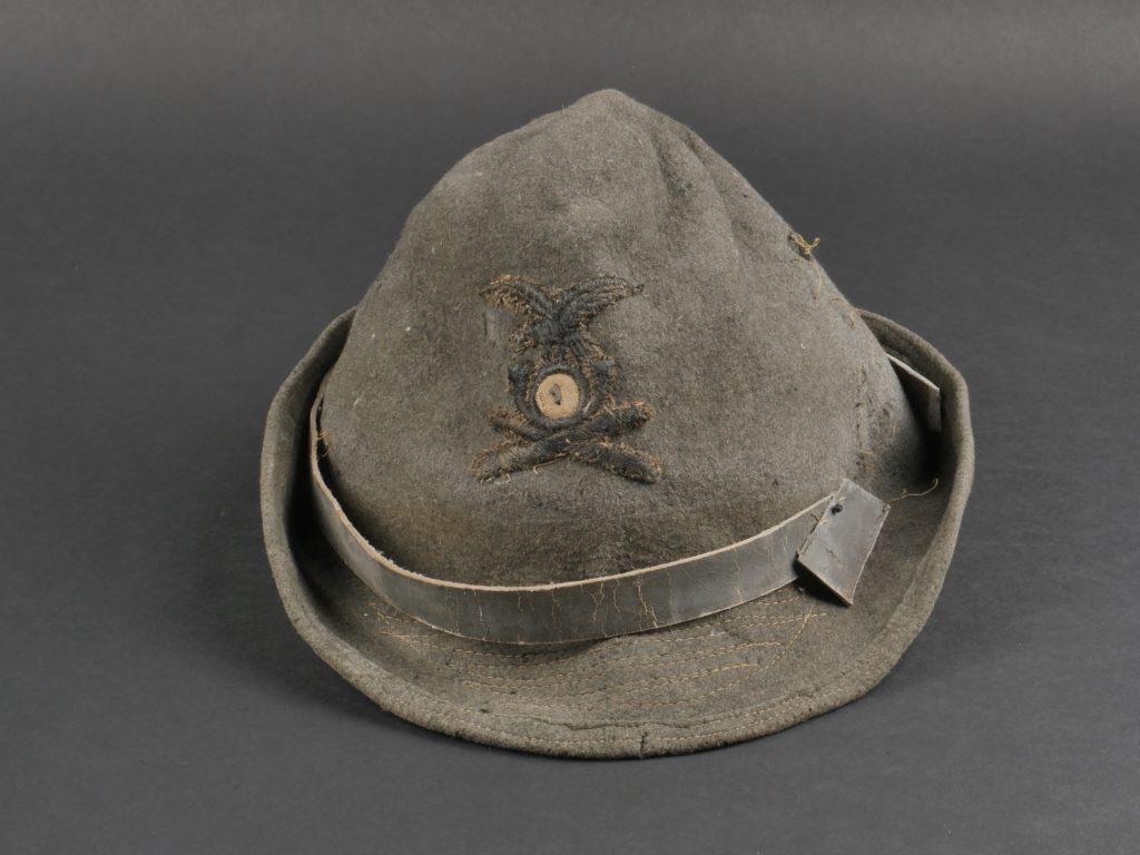 Chapeau de troupe du 1er Régiment des Chasseurs Alpins italien. Troop ...