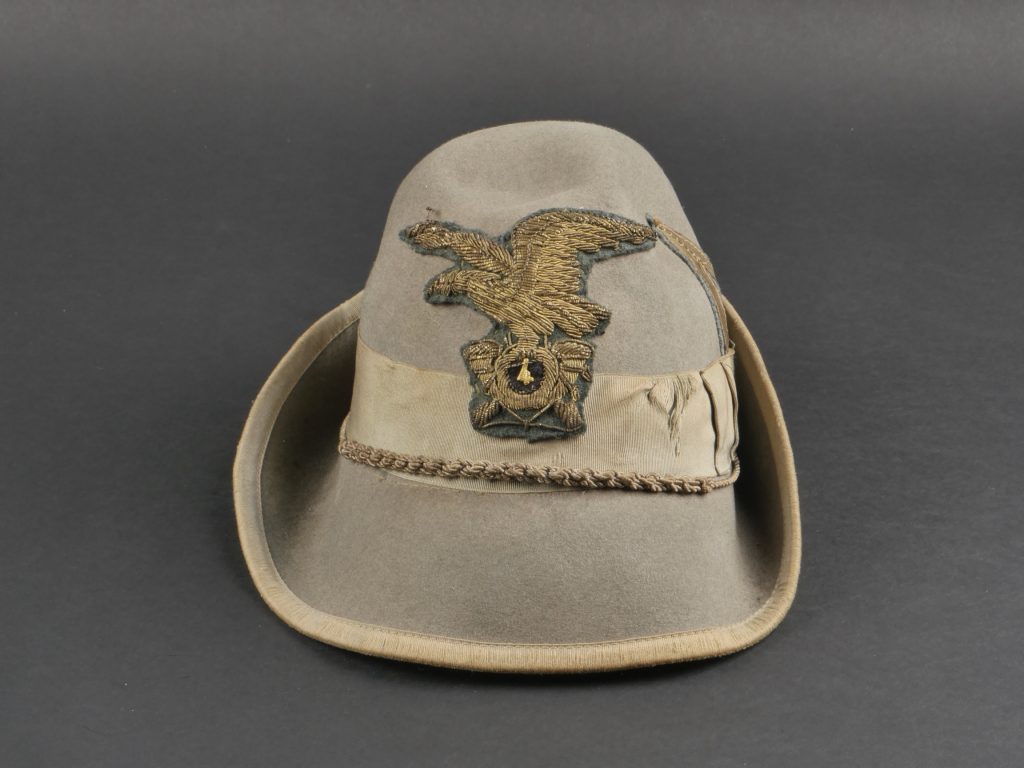 Chapeau de grande tenue de lieutenant du 4eme Régiment des Chasseurs ...
