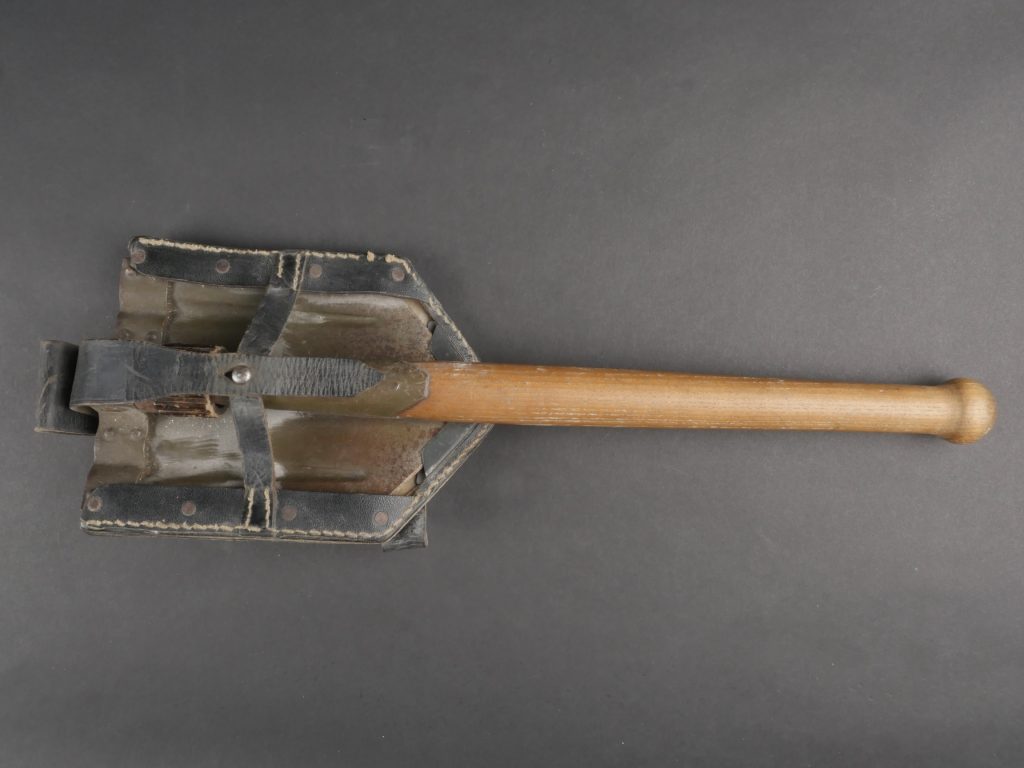 Pelle pliante allemande. German folding shovel | Aiolfi G.b.r.