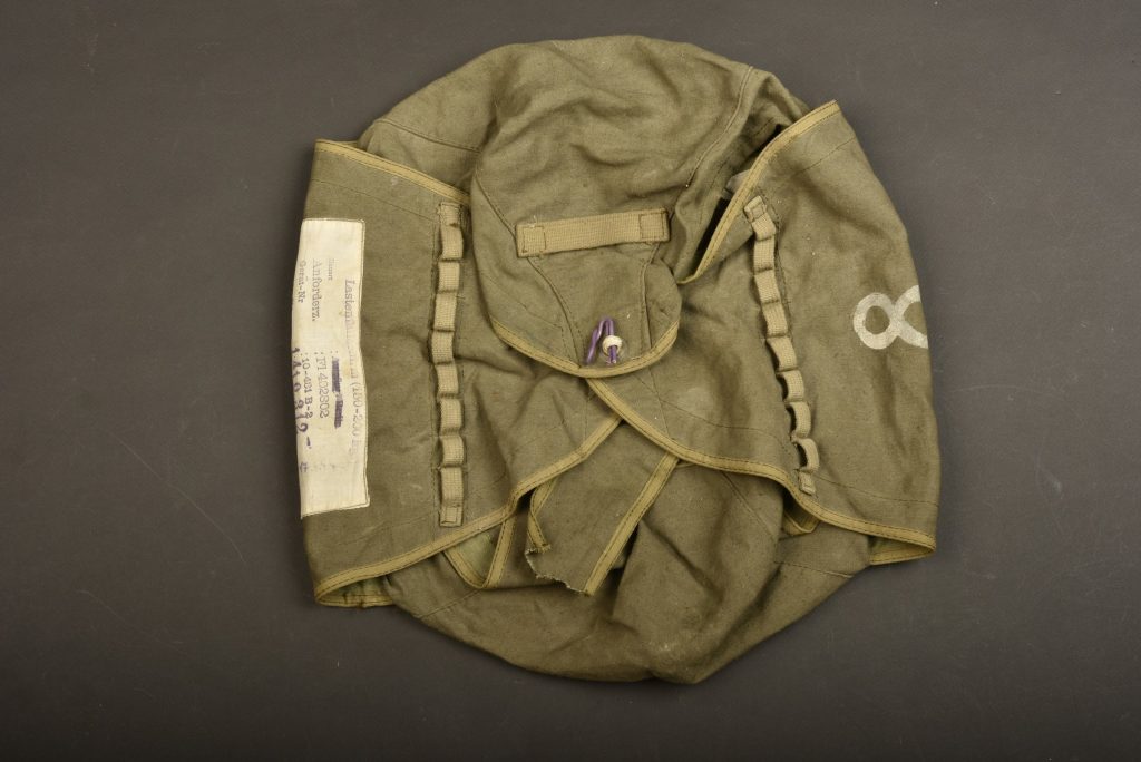 Housse parachute de container. German container parachute cover ...