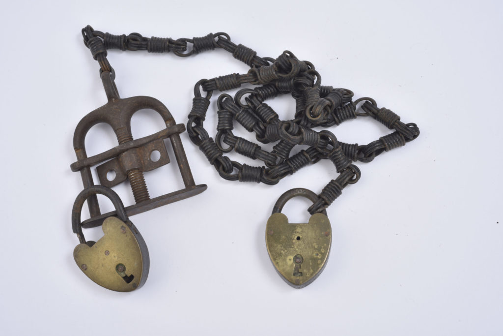 Une paire de menottes de pouces avec chaînette | Aiolfi G.b.r.