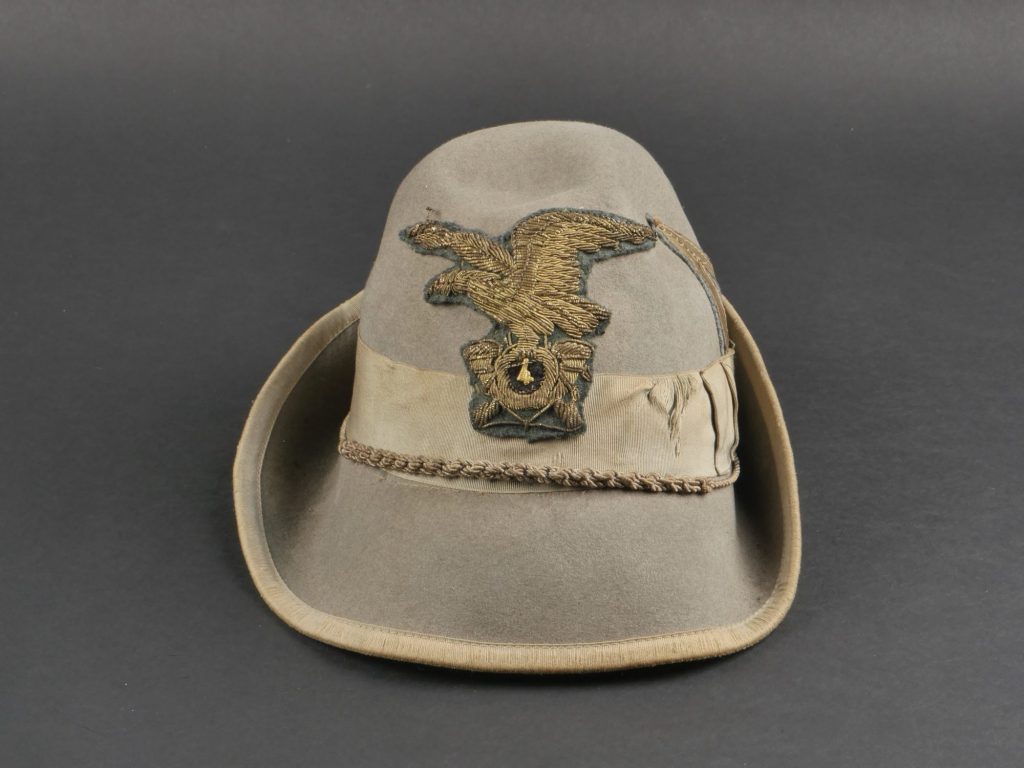 Chapeau de grande tenue de lieutenant du 4eme Régiment des Chasseurs ...
