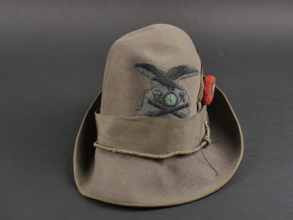 Chapeau de grande tenue d’adjudant du 1er Régiment des Chasseurs Alpins ...