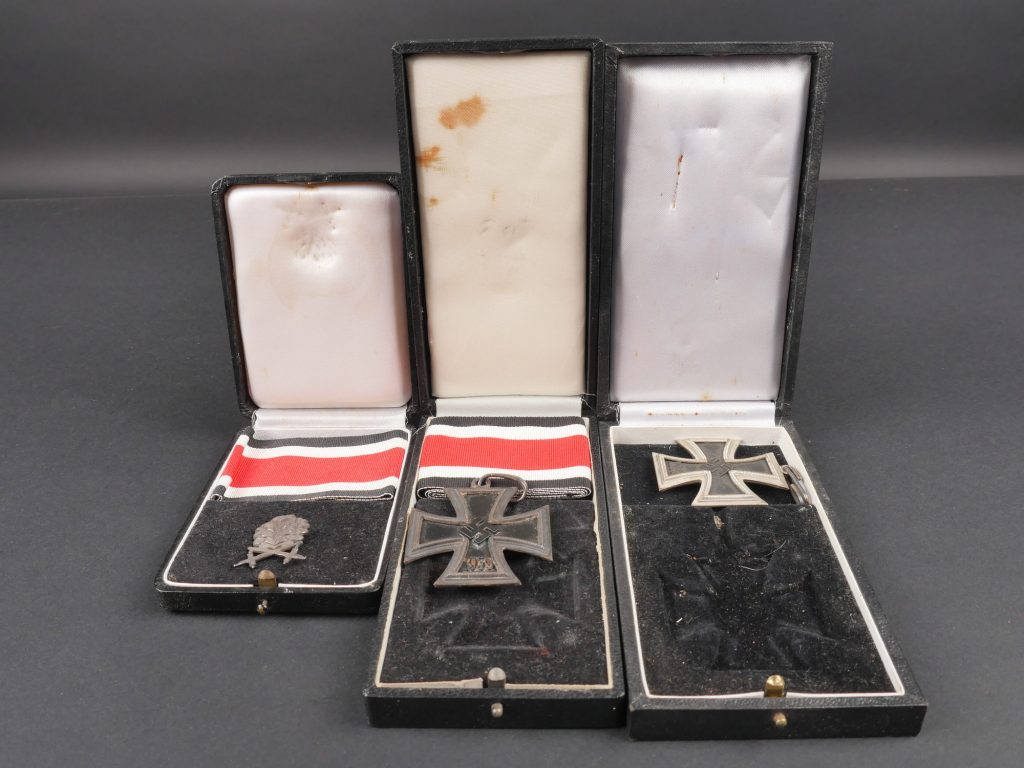 Reproduction de Croix de chevalier. Reproduction of the Knight's Cross ...