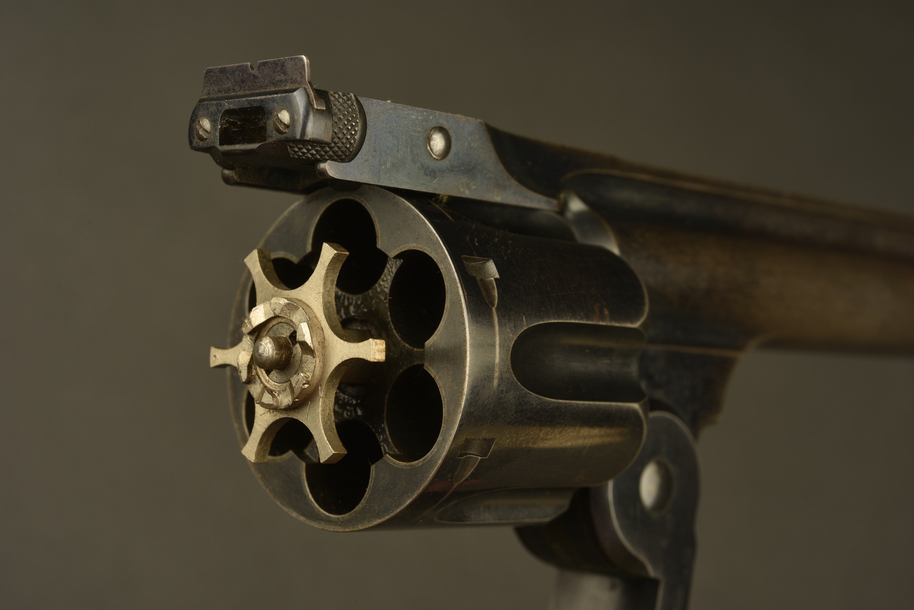 Coffret en noyer avec sa clé contenant deux Smith & Wesson new model ...