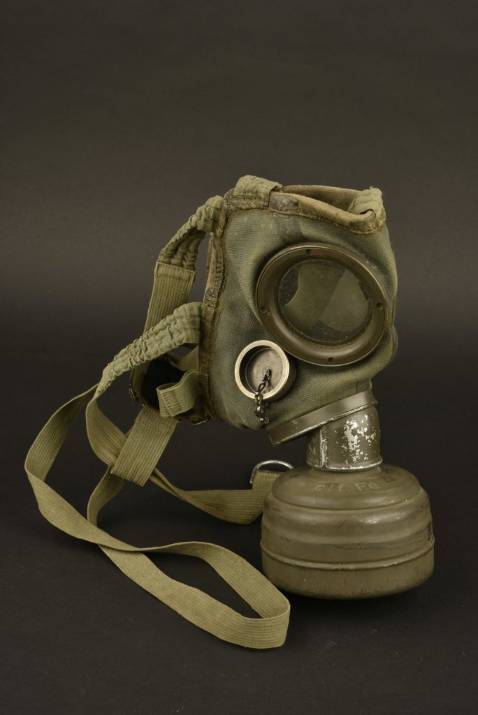 Masque anti-gaz avec prise microphone. Gas mask with microphone socket ...