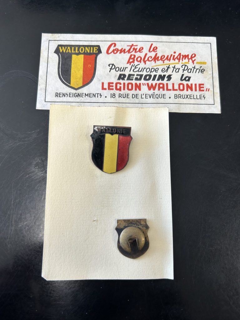 Lot de deux insignes de la Légion Wallonie. Lot of two badges of the ...