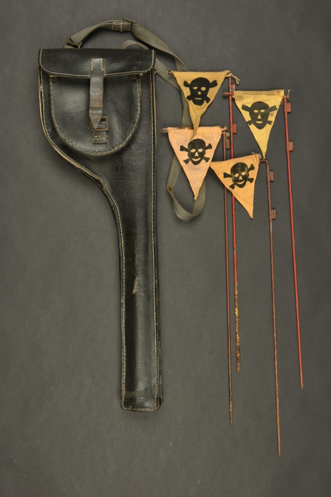 Piquets de signalisation de mine. German mine marking stakes. | Aiolfi ...