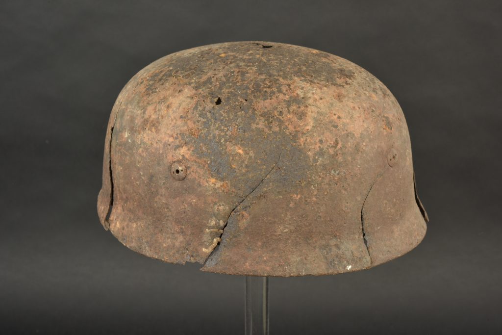 Coque de casque parachutiste de fouille. Excavated paratrooper shell ...
