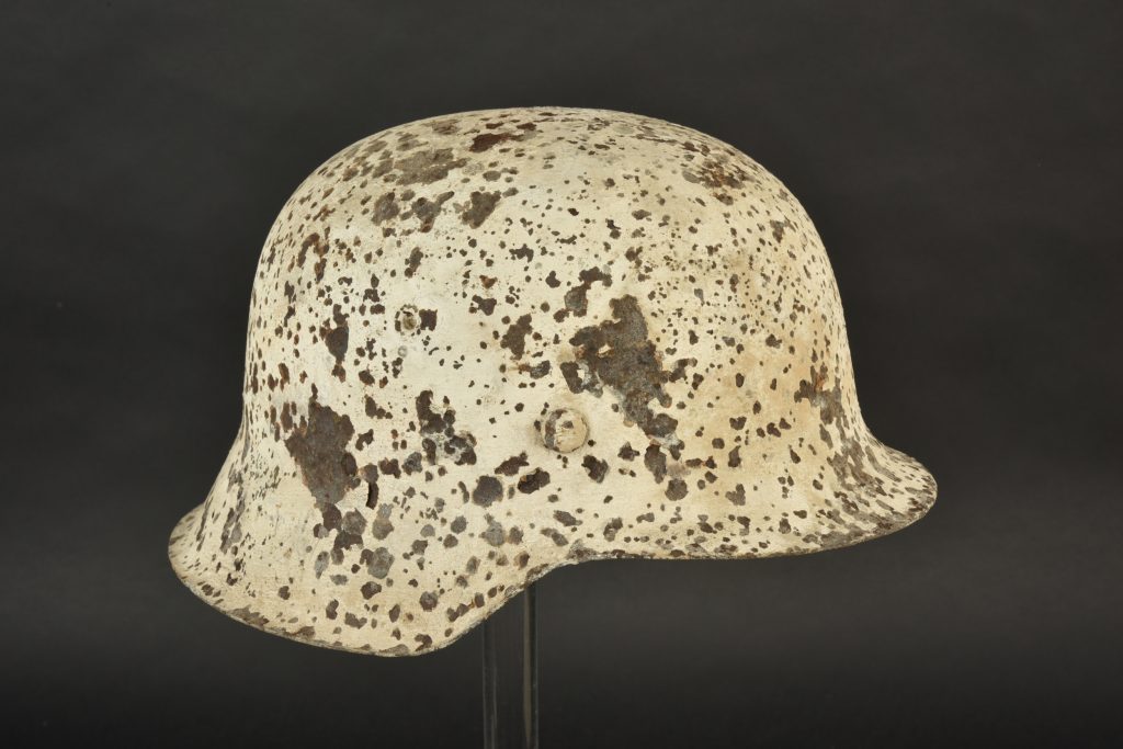 Coque de casque allemand de fouille. Excavated German helmet shell ...