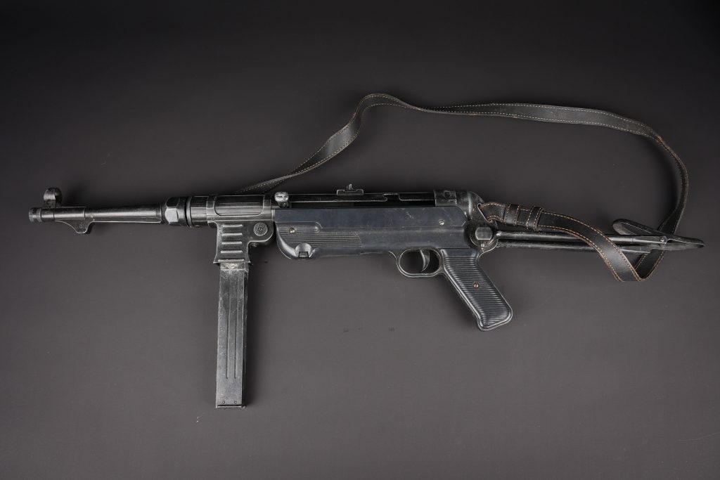 Réplique de pistolet mitrailleur allemand MP40. Replica of a German ...
