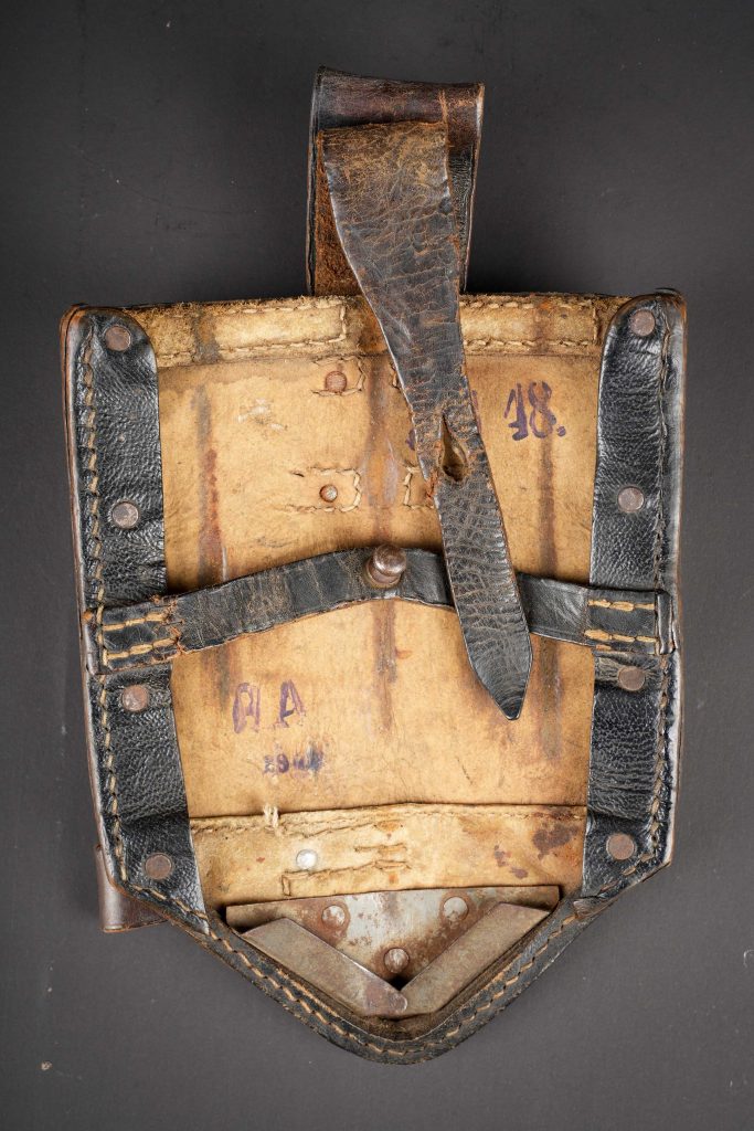 Housse de pelle pliante. Folding shovel cover. | Aiolfi G.b.r.