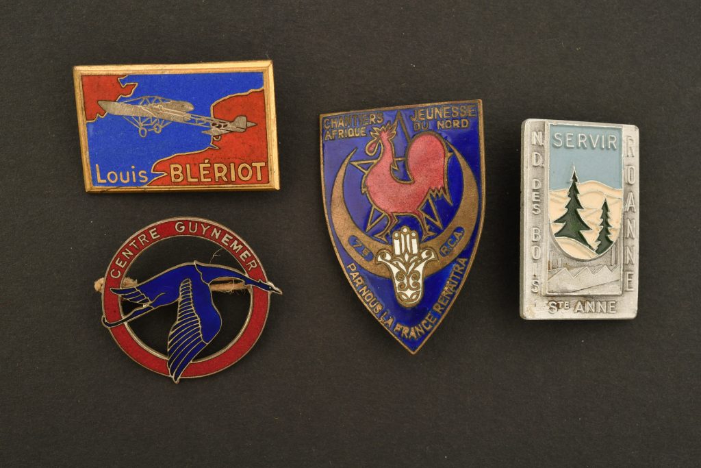 Ensemble d'insignes divers. | Aiolfi G.b.r.