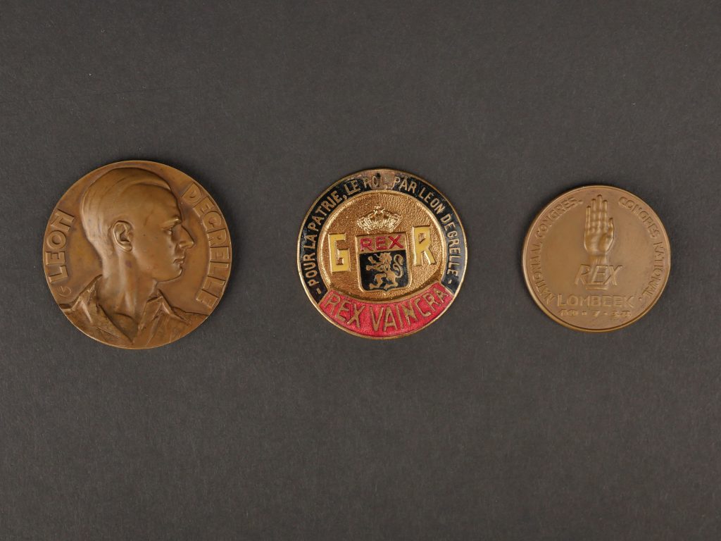 Lot de 3 insignes ronds métalliques de REX. Set of 3 round metallic REX ...