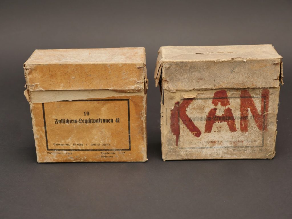 Boites pour fusees eclairante allemande. Boxes for German flares ...
