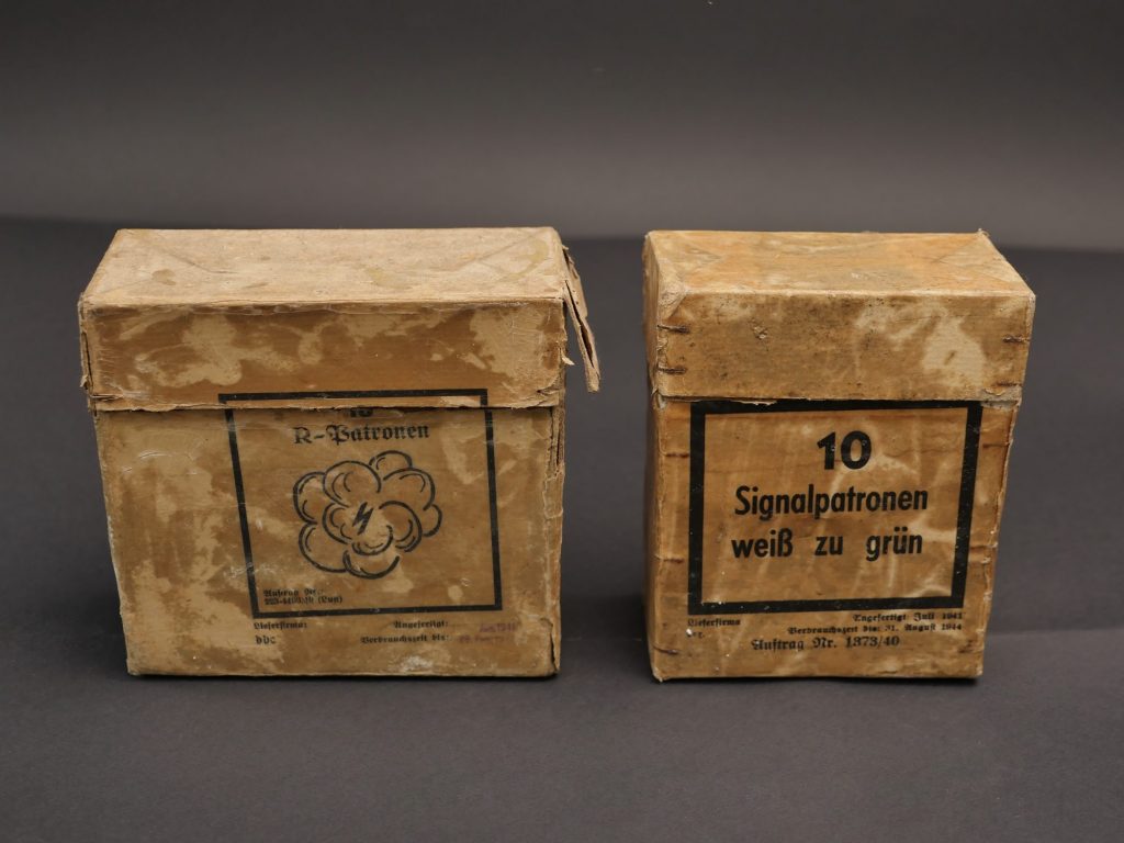 Boites pour fusees eclairante allemande. Boxes for German flares ...