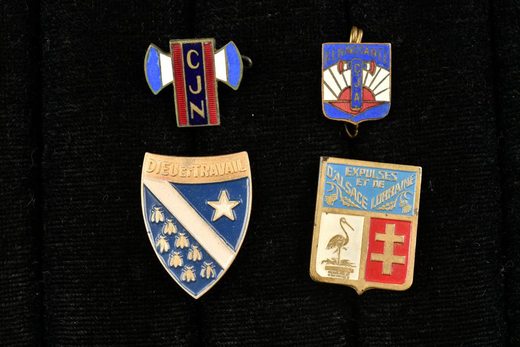 Ensemble d'insignes des Centres de Jeunesse. | Aiolfi G.b.r.