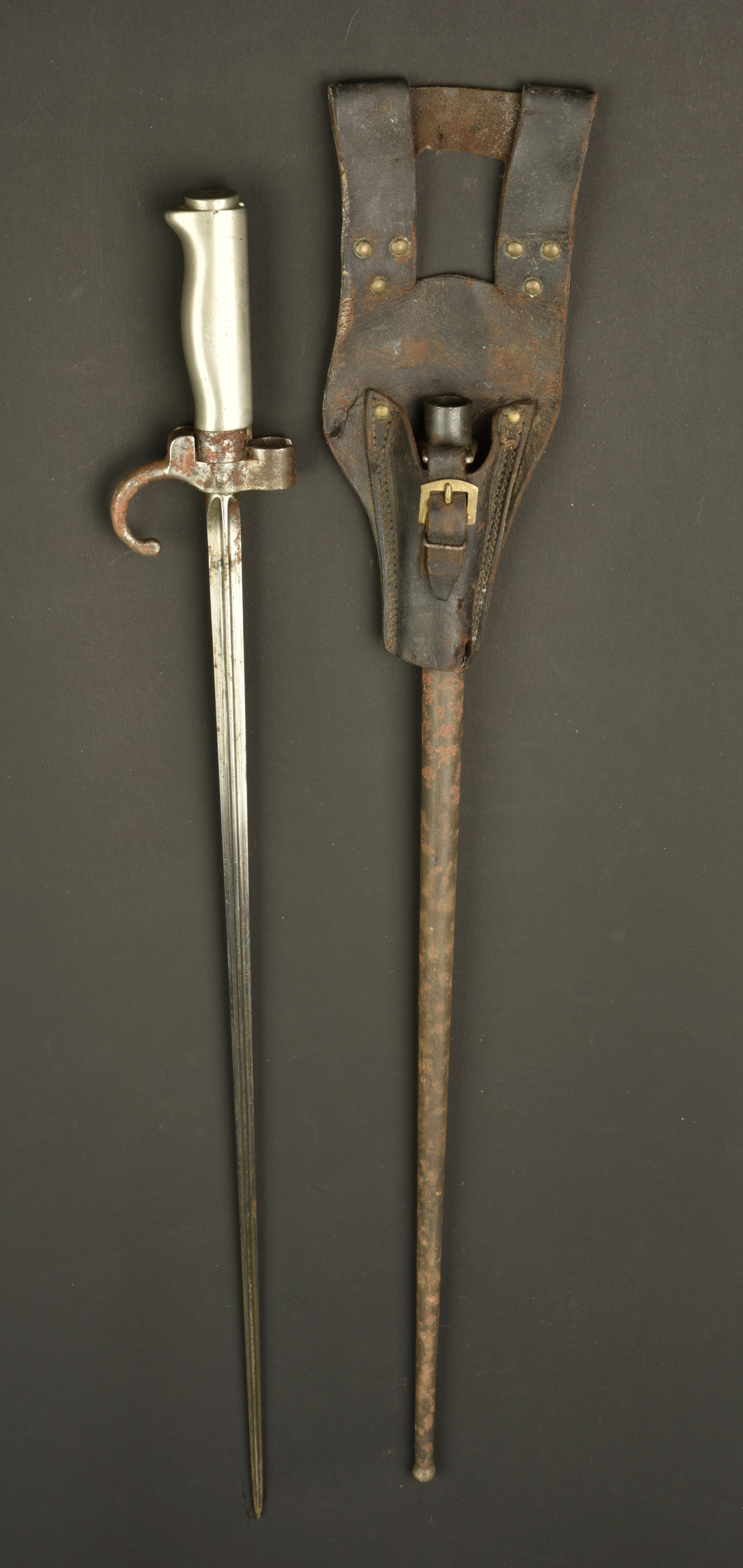 Baïonnette Rosalie modèle 1886 à quillon avec porte fourreau riveté ...