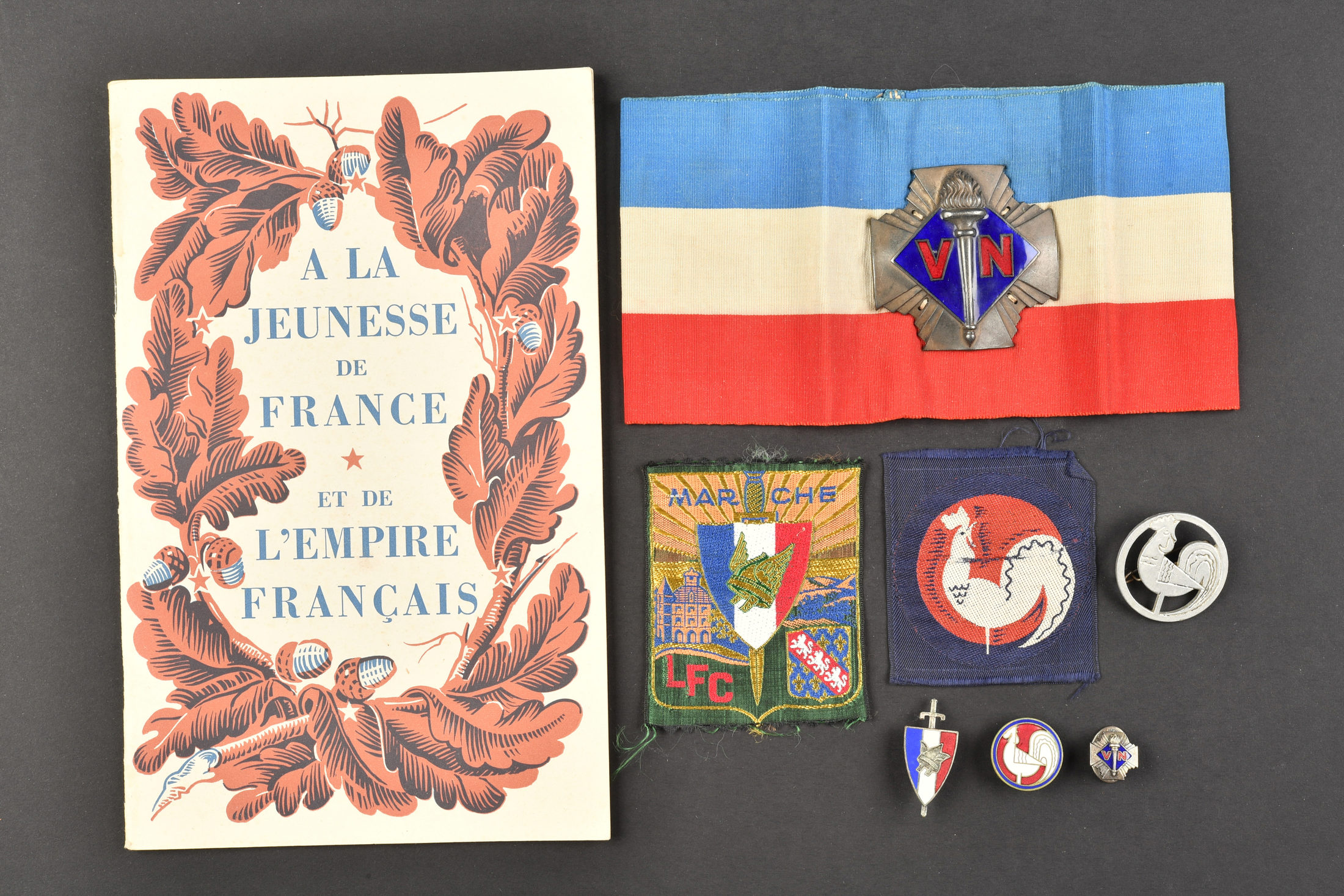 Ensemble d'insignes Vichy. | Aiolfi G.b.r.