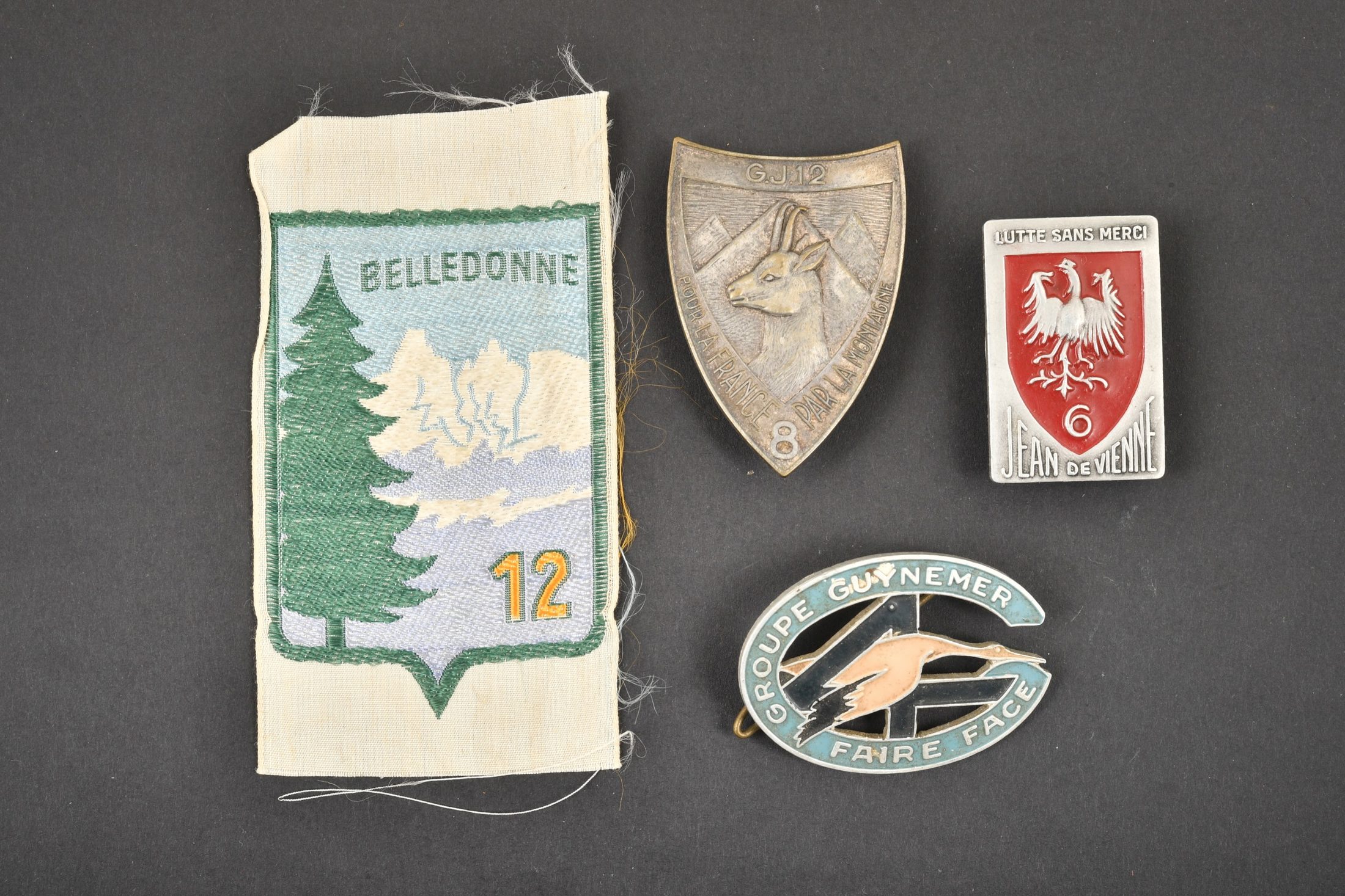 Ensemble d'insignes du Groupement 12. | Aiolfi G.b.r.