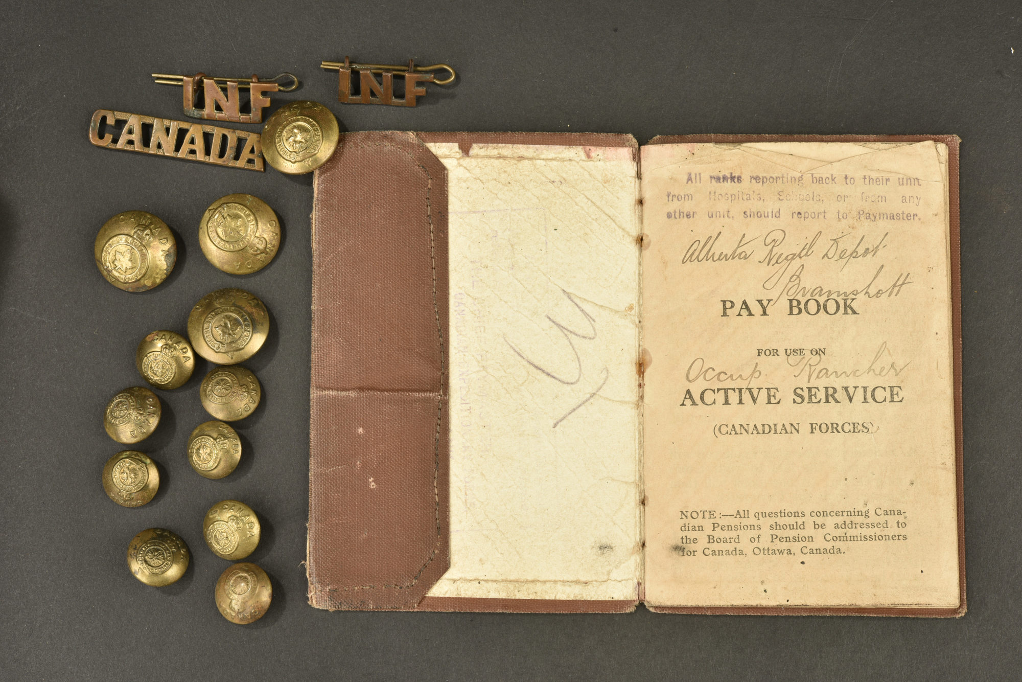 Boîte en tole du CEF, Pay Book, titres d'épaule, boutons, miroir ...