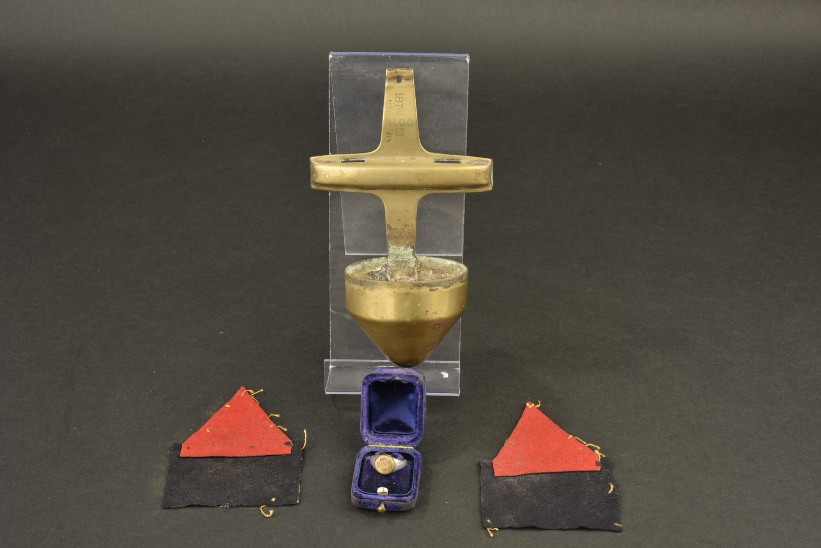 Insignes tissu, bague artisanale Vimy et bénitier d'un soldat du 25th ...