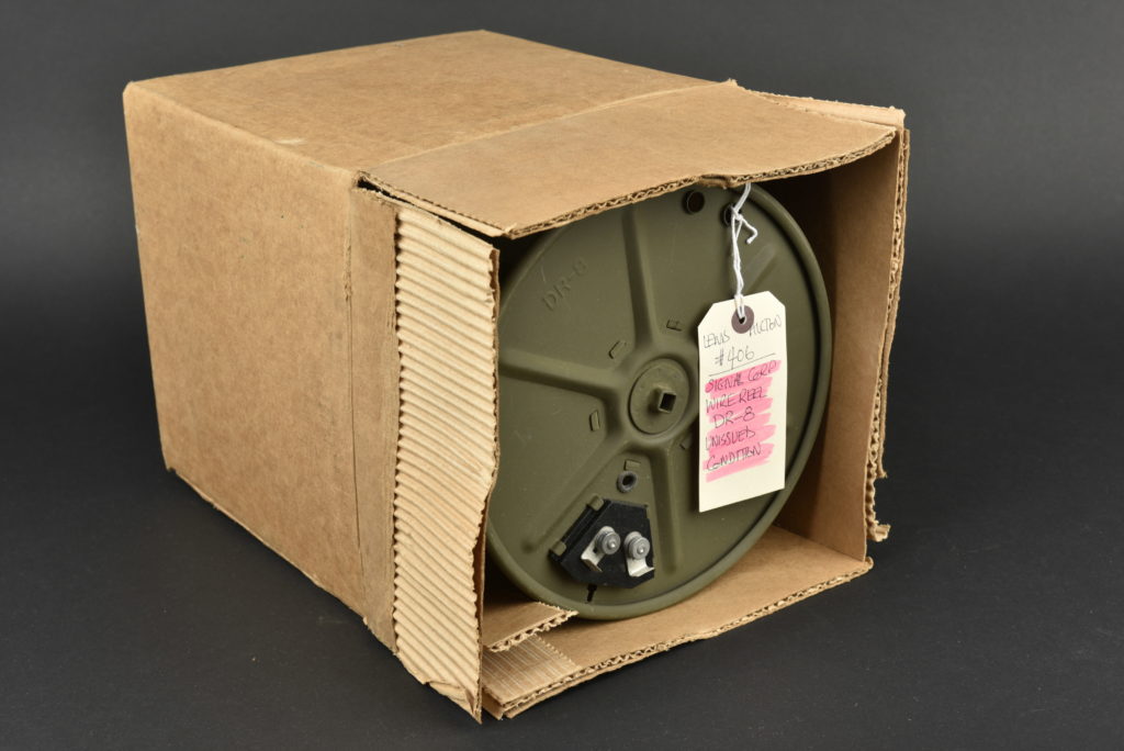 Rouleau pour fil téléphonique dans sa boite d'origine. Signal corp wire ...