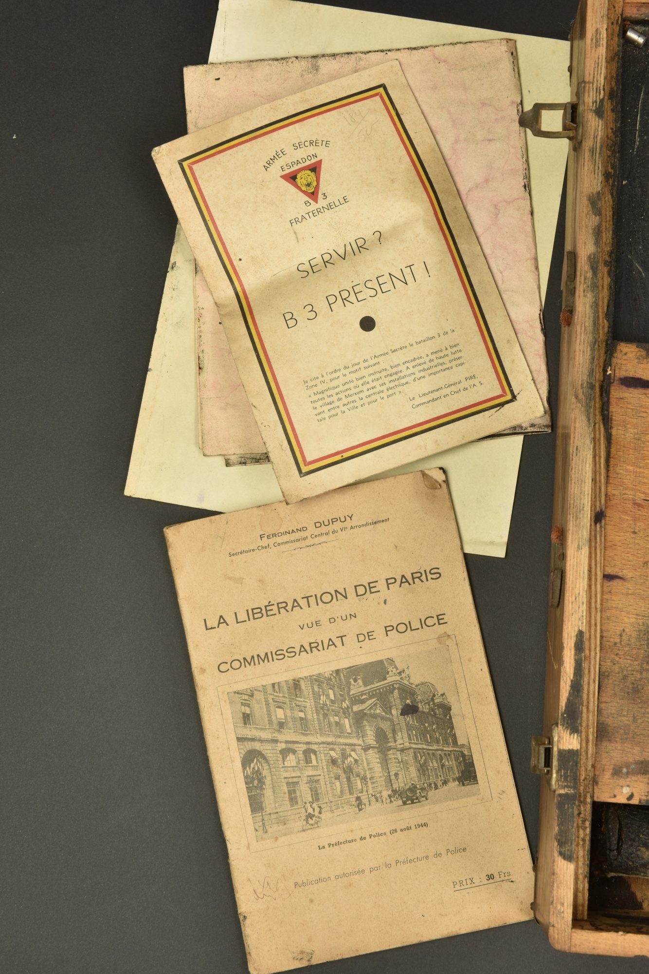Nécessaire de fabrication pour les journaux clandestin. | Aiolfi G.b.r.