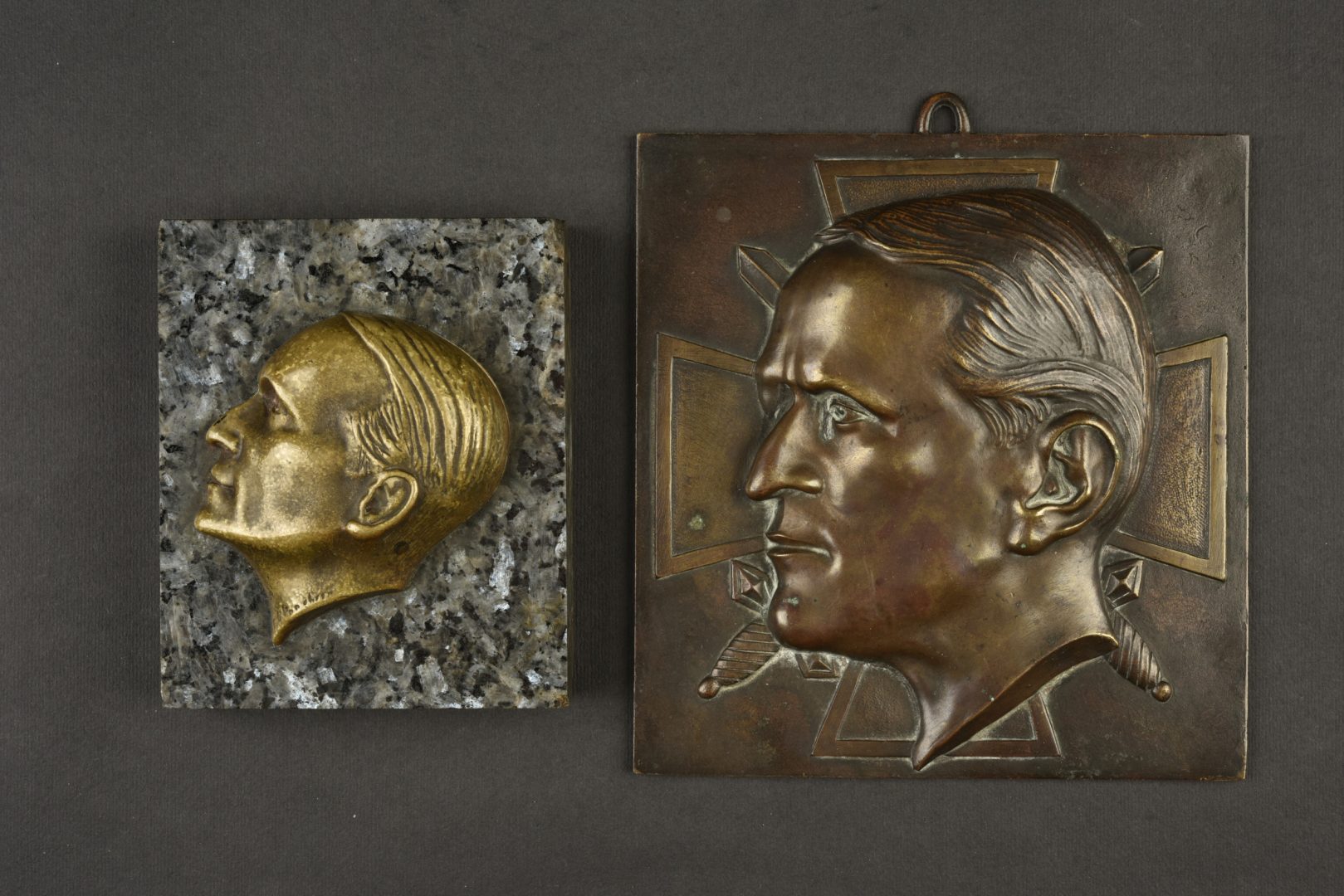 Ensemble de 2 plaques à l'effigie du Colonel de la Rocque | Aiolfi G.b.r.