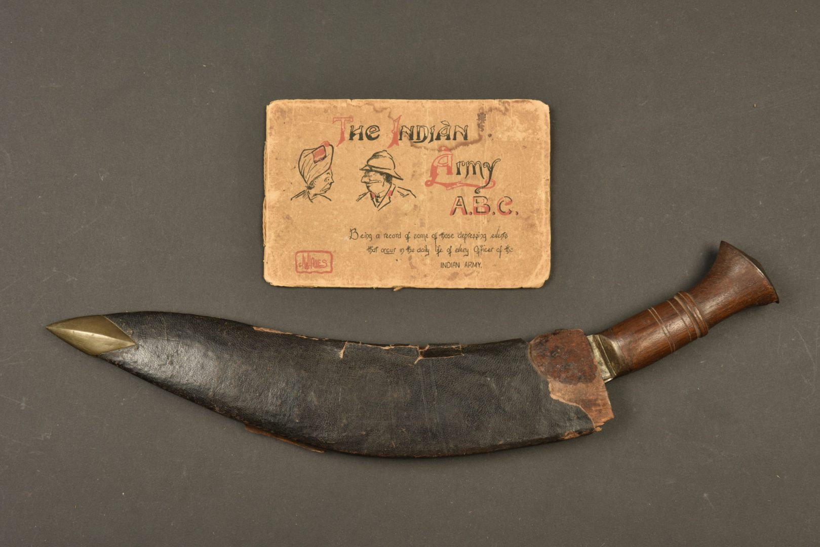 Kukri avec fourreau et livret de caricatures humoristiques de l'armée des Indes | Aiolfi G.b.r.