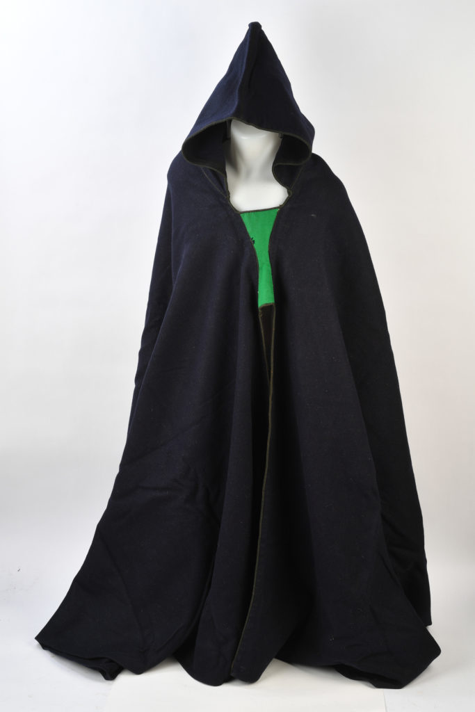 Burnous bleu qui aurait appartenu par tradition familiale au soldat ...