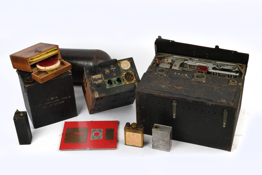 Ensemble radios RAF comprenant une plaque | Aiolfi G.b.r.